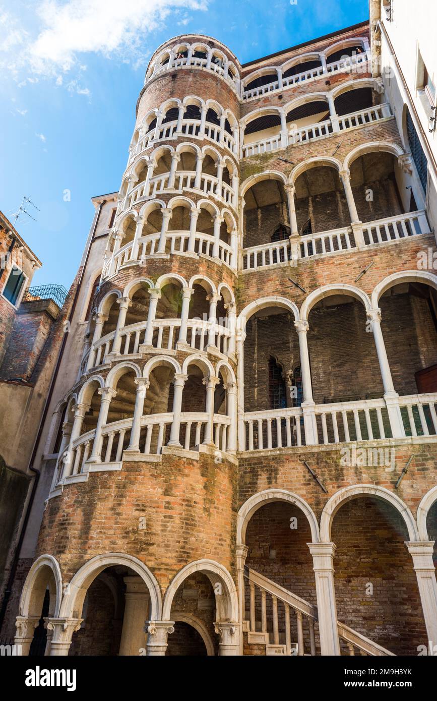 Scala Contarini del Bovolo (Palazzo Contarini del Bovolo) in Venice ...