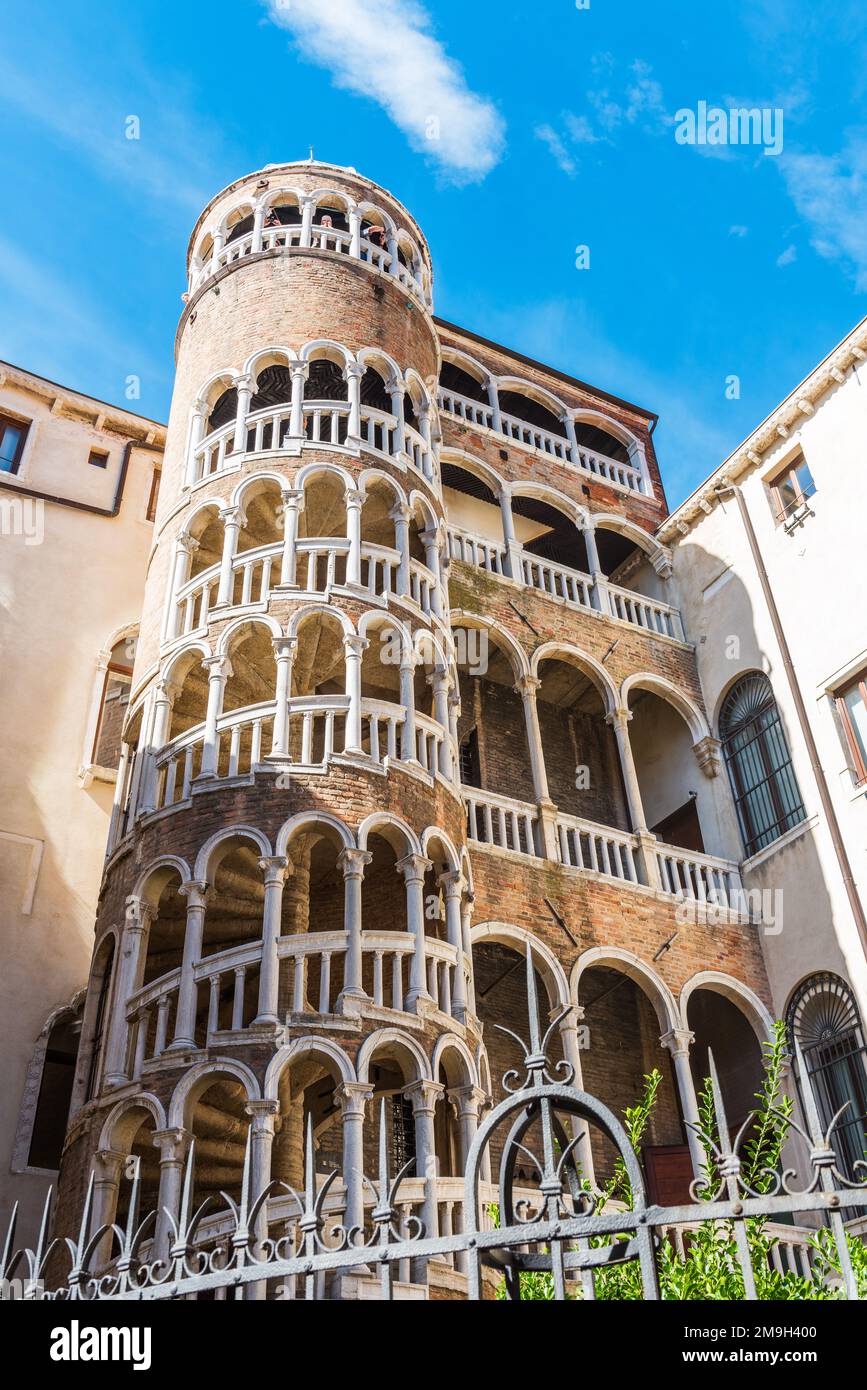 Scala Contarini del Bovolo (Palazzo Contarini del Bovolo) in Venice ...