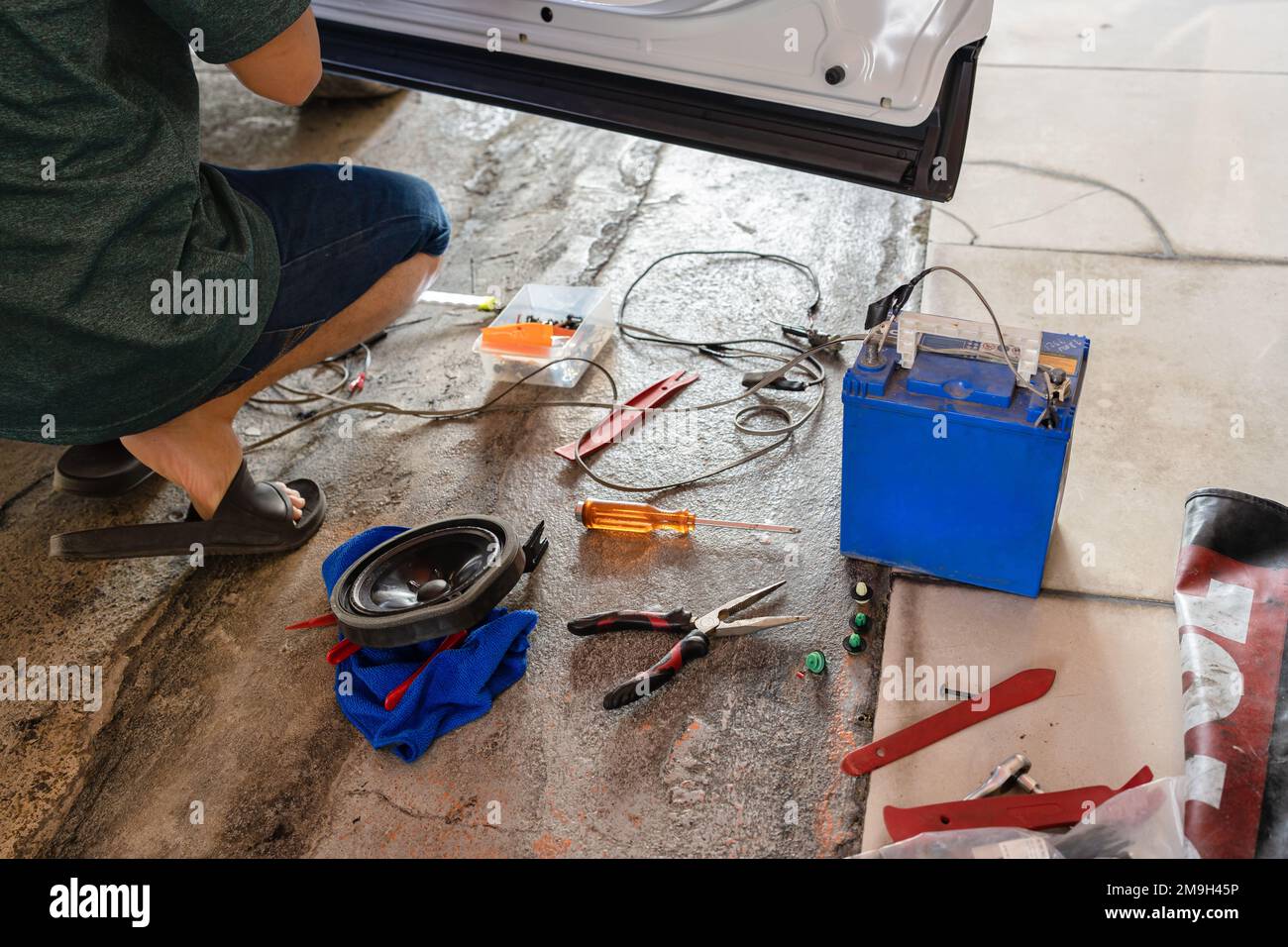 Man fixing his car hi-res stock photography and images - Alamy