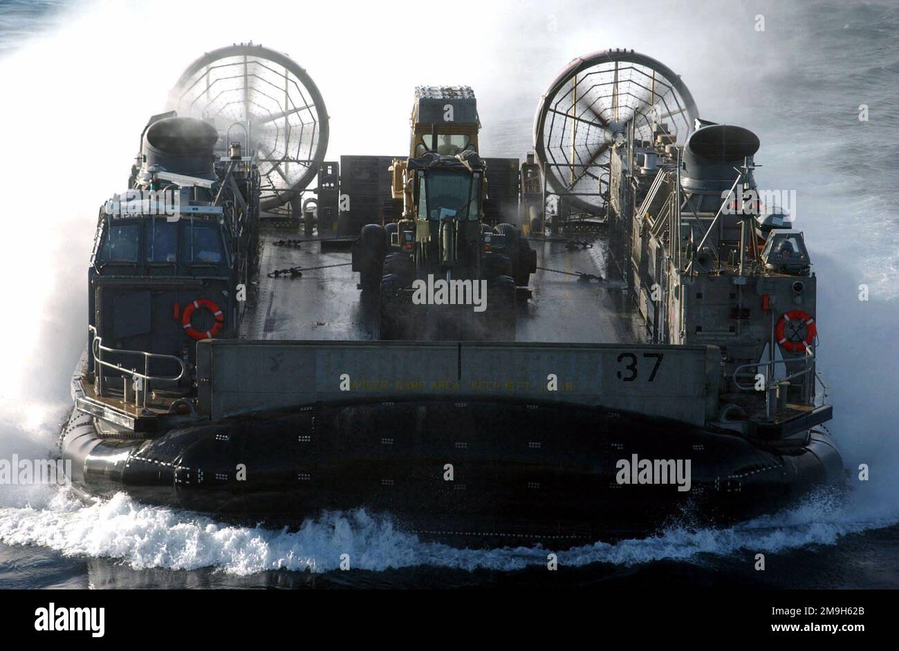 A Landing Craft Air-Cushion (LCAC) hovercraft transfers US Marines from ...