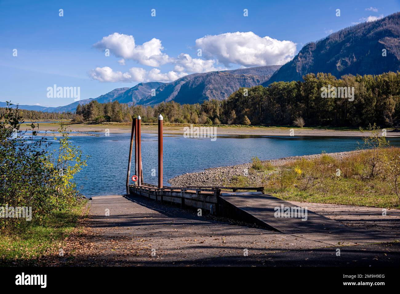 Boat ramp, Columbia River Gorge, Washington State, USA Stock Photo - Alamy