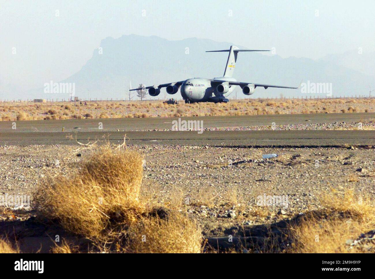 An Air Force C-17 Globemaster III taxies in at Kandahar International ...