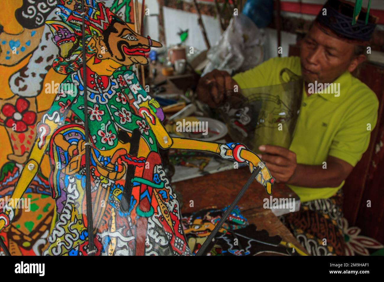 Yogyakarta, Indonesia. 18th Jan, 2023. An Indonesian artists Iskandar ...