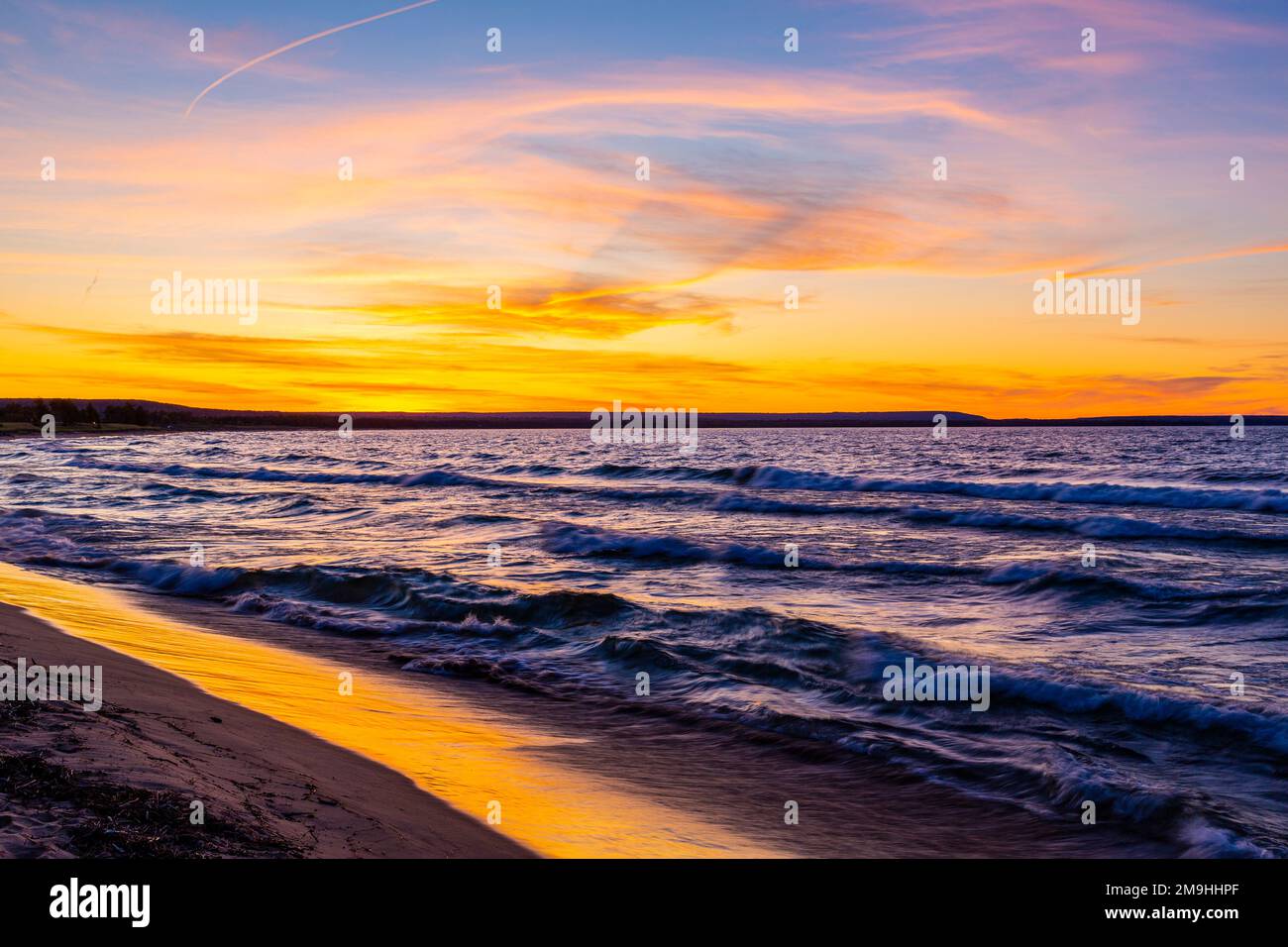 Lakeshore moody sunset hi-res stock photography and images - Alamy