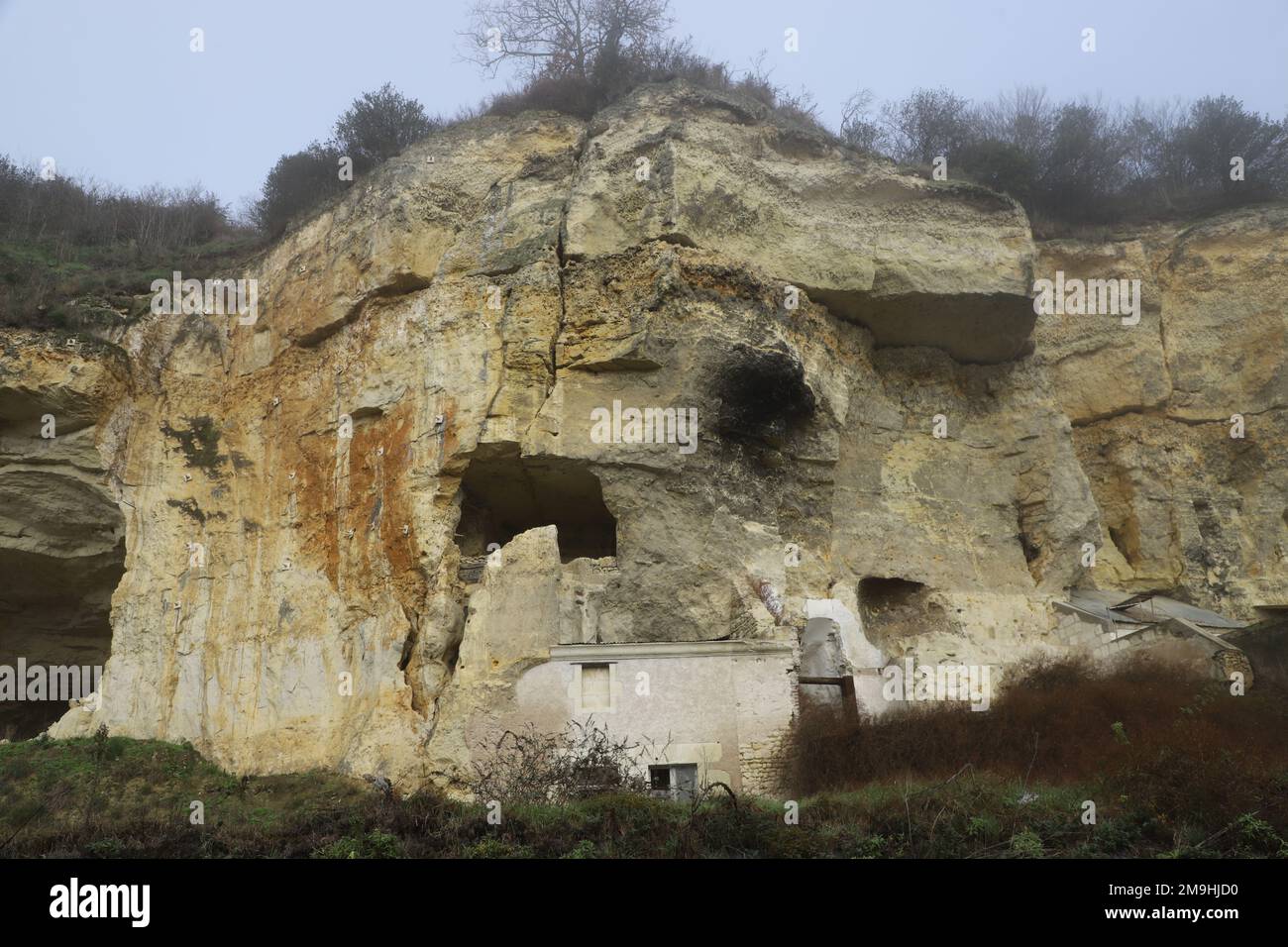 Tuffeau cliffs rochecorbon hi-res stock photography and images - Alamy
