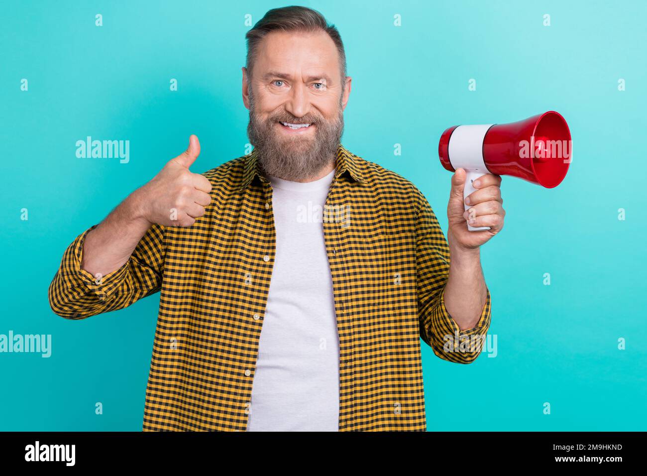 Photo portrait of orator mature aged man wear yellow shirt thumb up ...