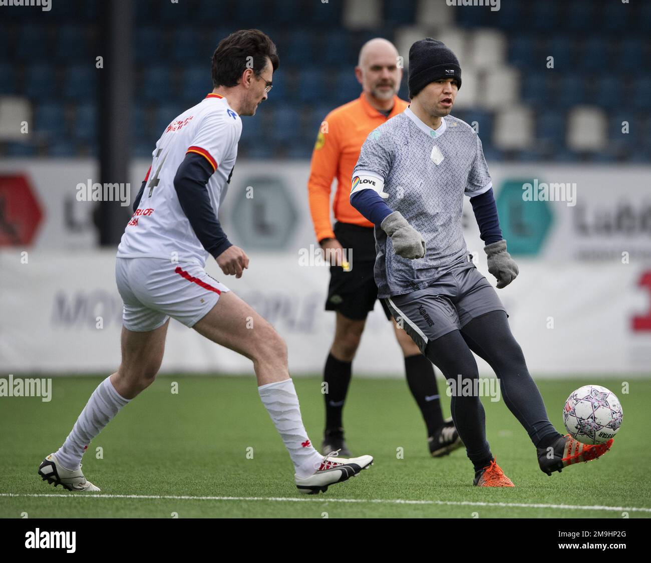 VELSEN-ZUID - Magnus Carlsen with ONE LOVE bracelet in a duel with ...