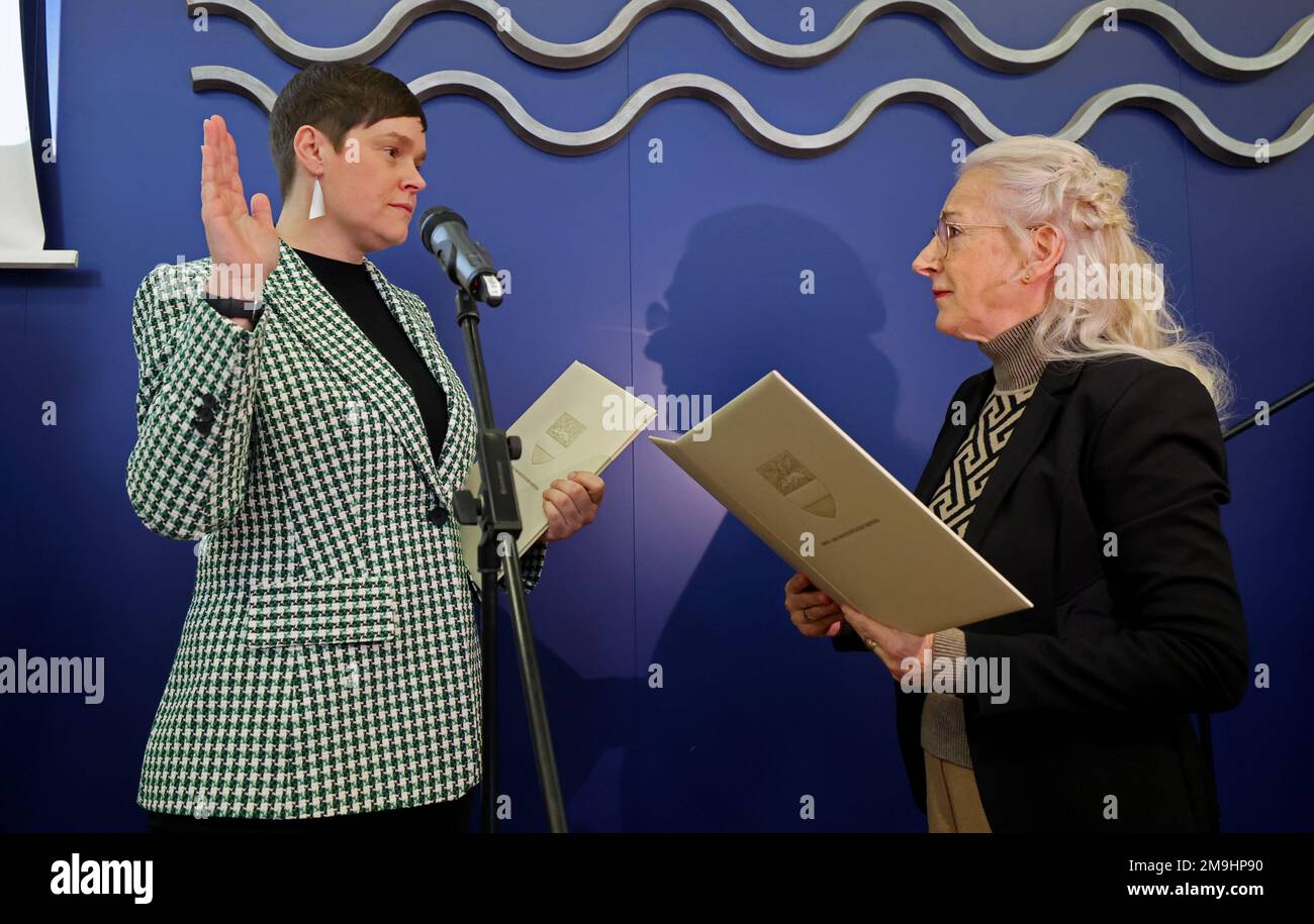 Rostock, Germany. 18th Jan, 2023. Eva Maria Kroeger (Die Linke, l ...