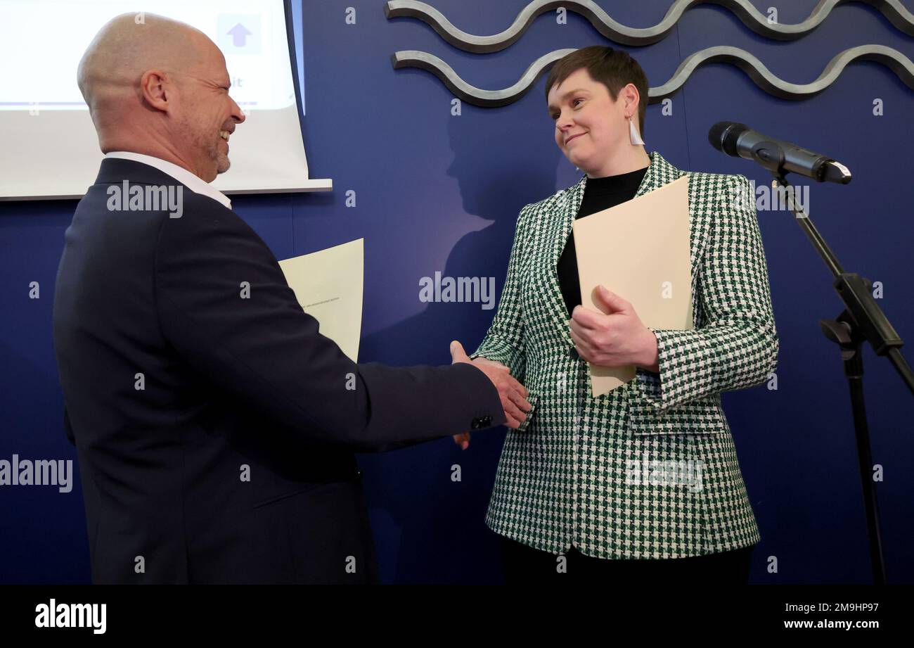 Rostock, Germany. 18th Jan, 2023. Eva Maria Kroeger (Die Linke, r ...