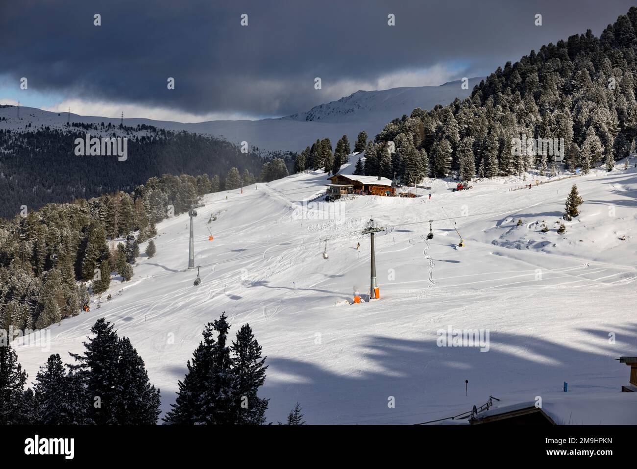 Leere Skipiste mit Skilift im Ötztal Stock Photo - Alamy