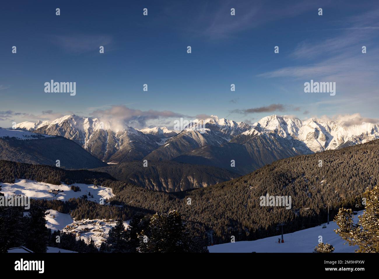 Alpenpanorama im Ötztal, Acherkogel im Winter Stock Photo - Alamy