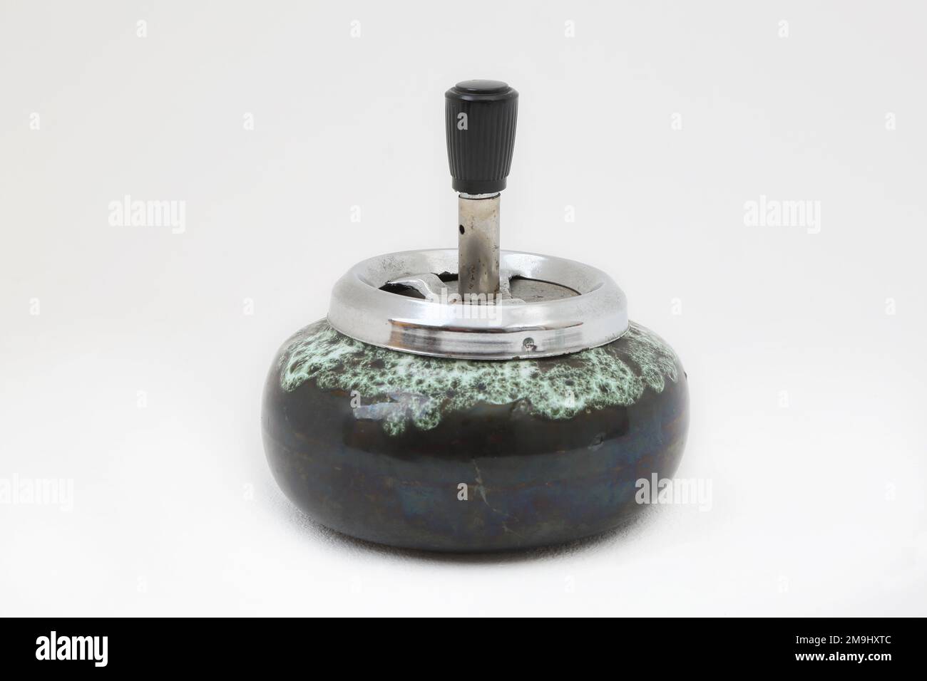 Black ashtray hi-res stock photography and images - Alamy