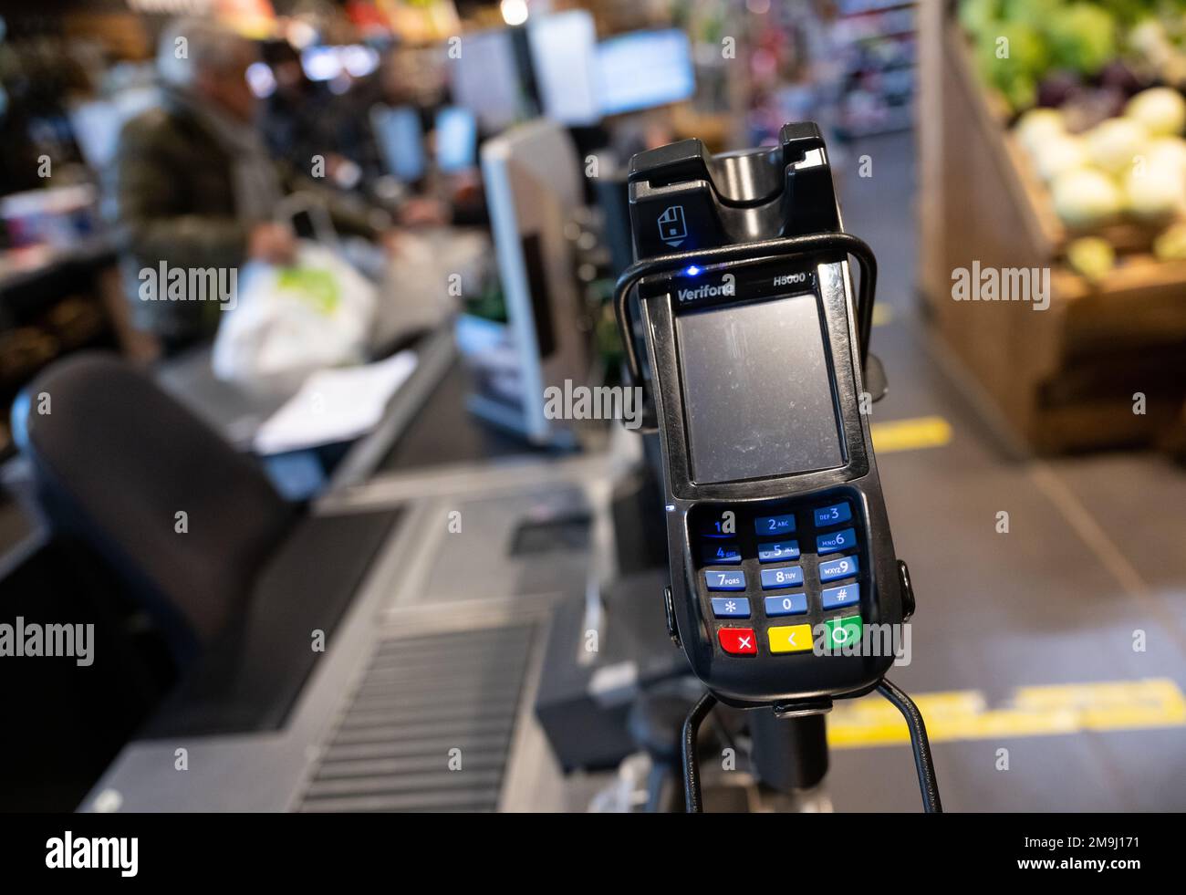 Neubiberg, Germany. 18th Jan, 2023. An EC terminal can be seen in a ...