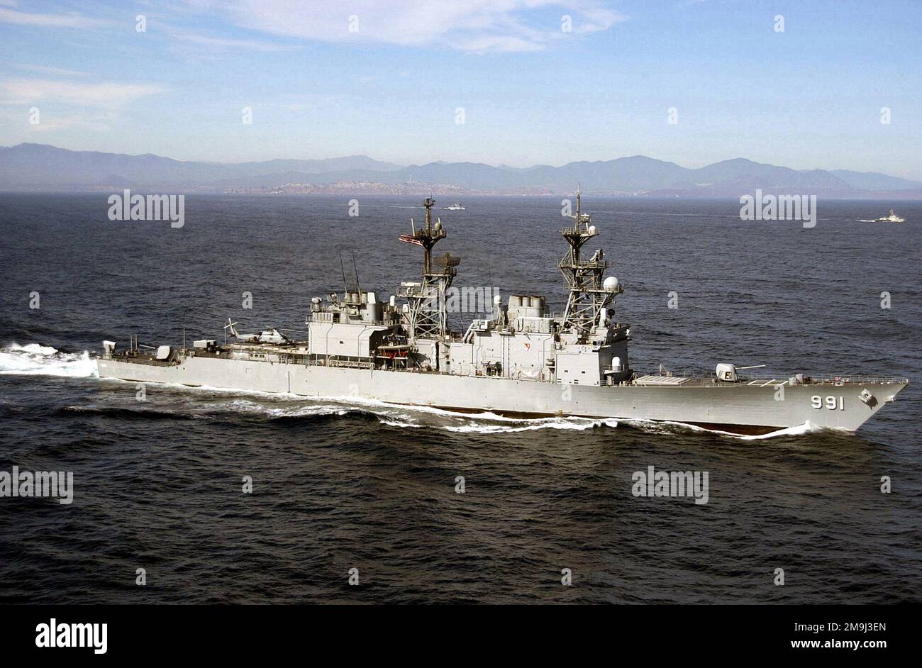 Starboard side view of the US Navy (USN) SPRUANCE CLASS: Destroyer, USS ...