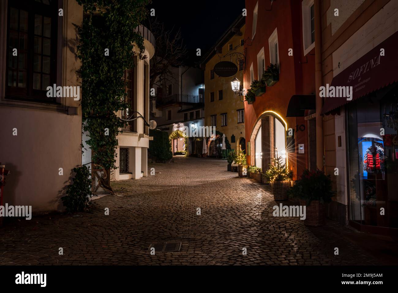 KITZBUHEL, AUSTRIA - JANUARY 07, 2023: Night view of Kitzbühel, a small ...