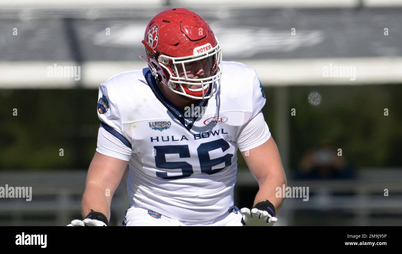 Team Kai offensive lineman Alex Jensen (56), of South Dakota, sets up ...