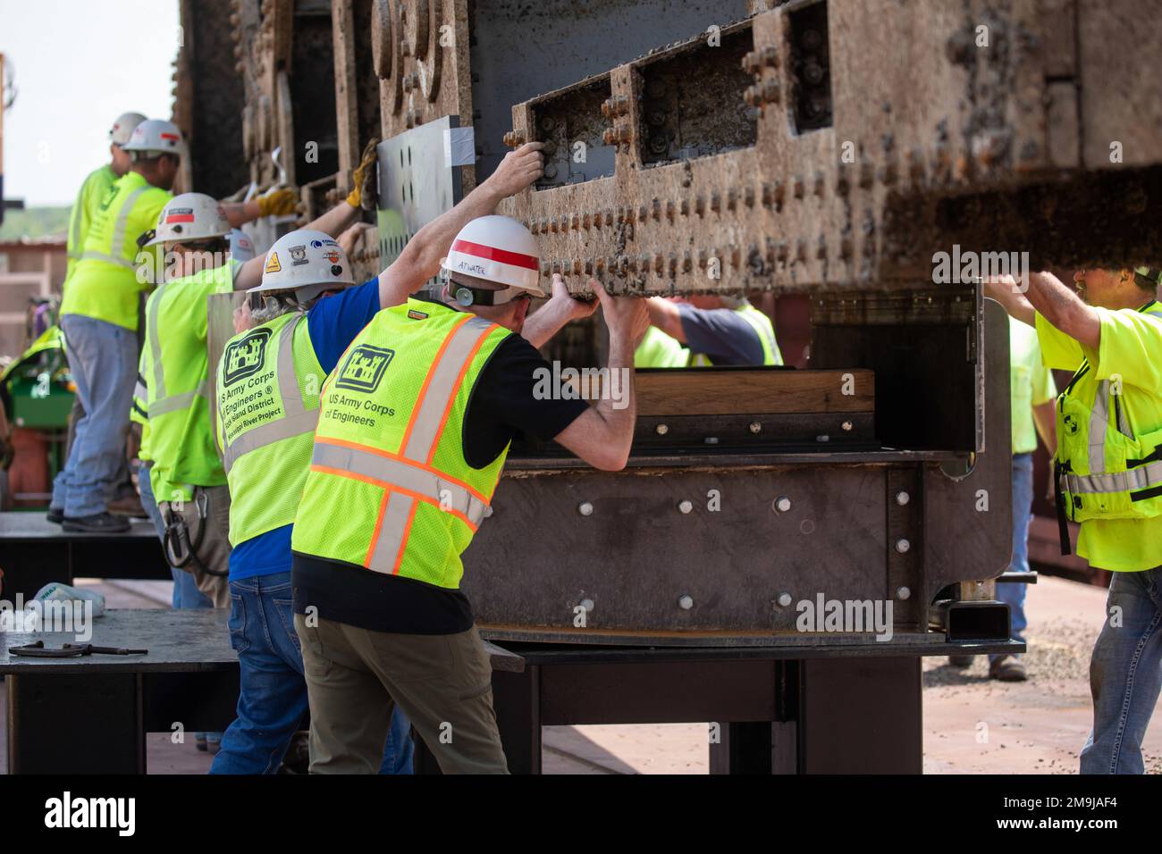 Engineers and Mississippi River maintenance crew members carefully ...