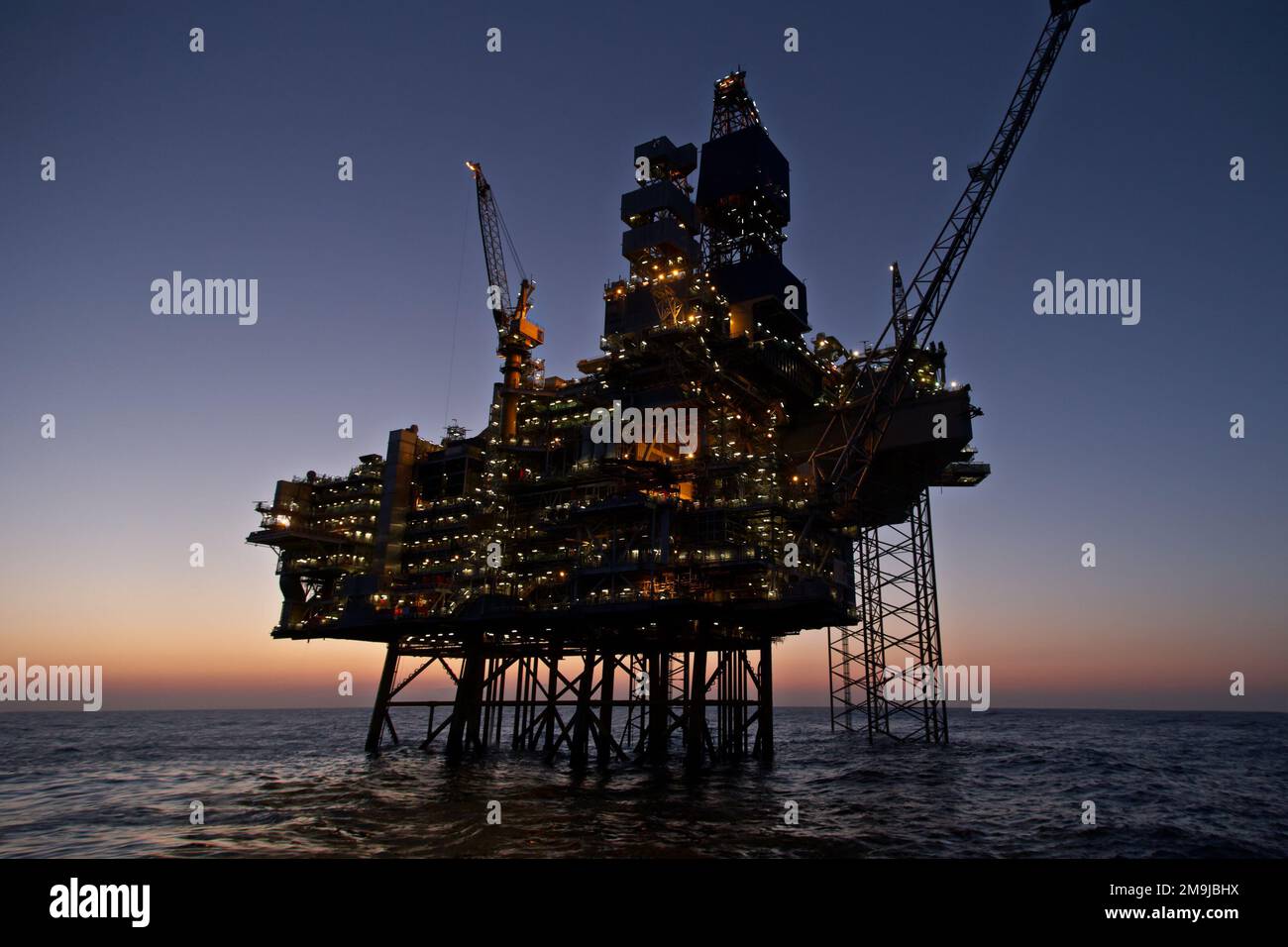 Jack up rig crude oil production in ocean Stock Photo - Alamy