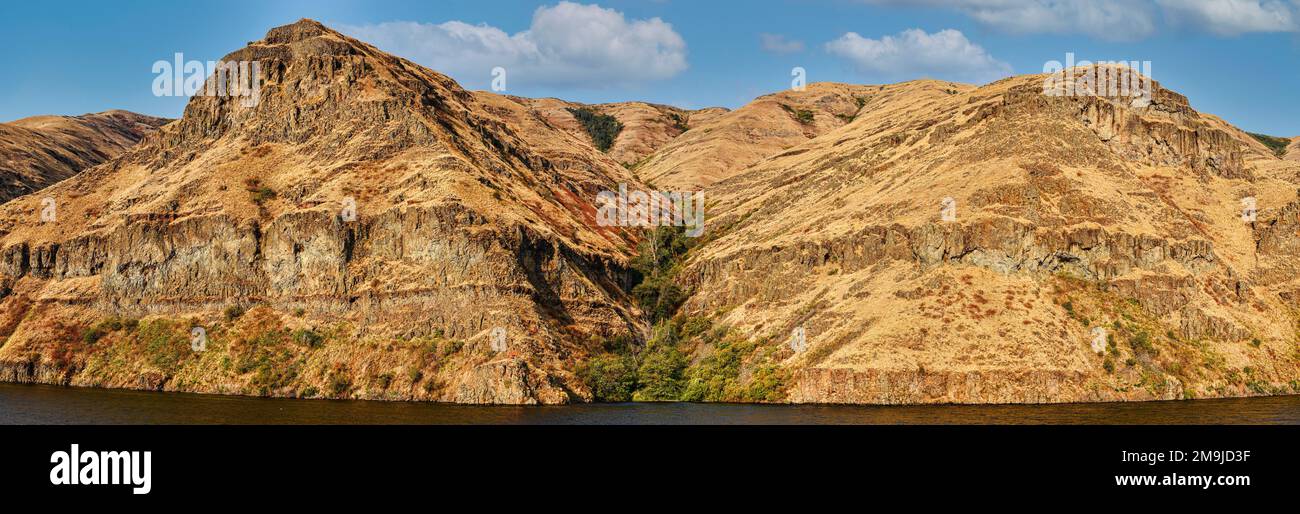 River and mountain, Snake River Canyon, Between Idaho and Oregon, USA ...