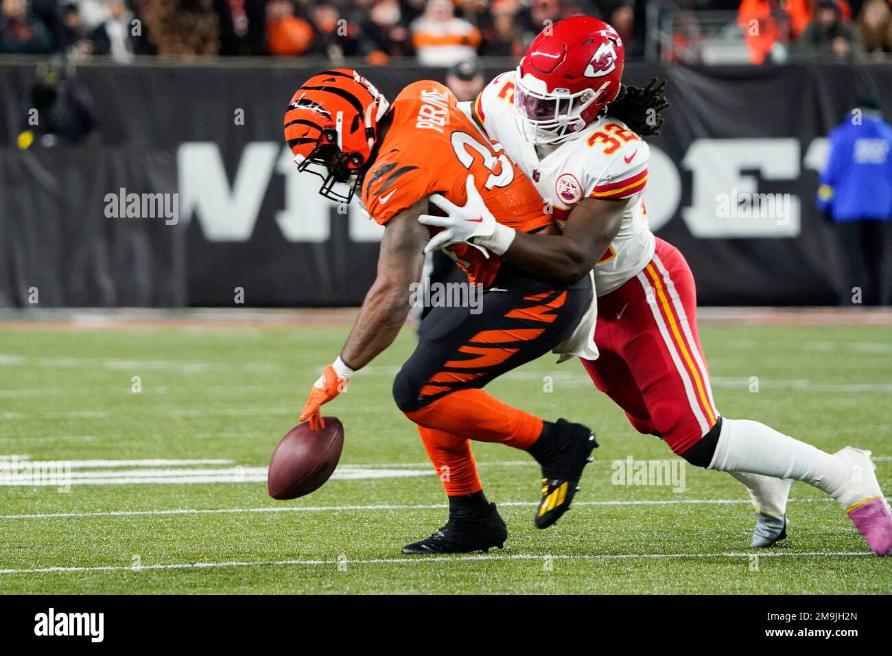 Kansas City Chiefs linebacker Nick Bolton (32) tackles Cincinnati ...