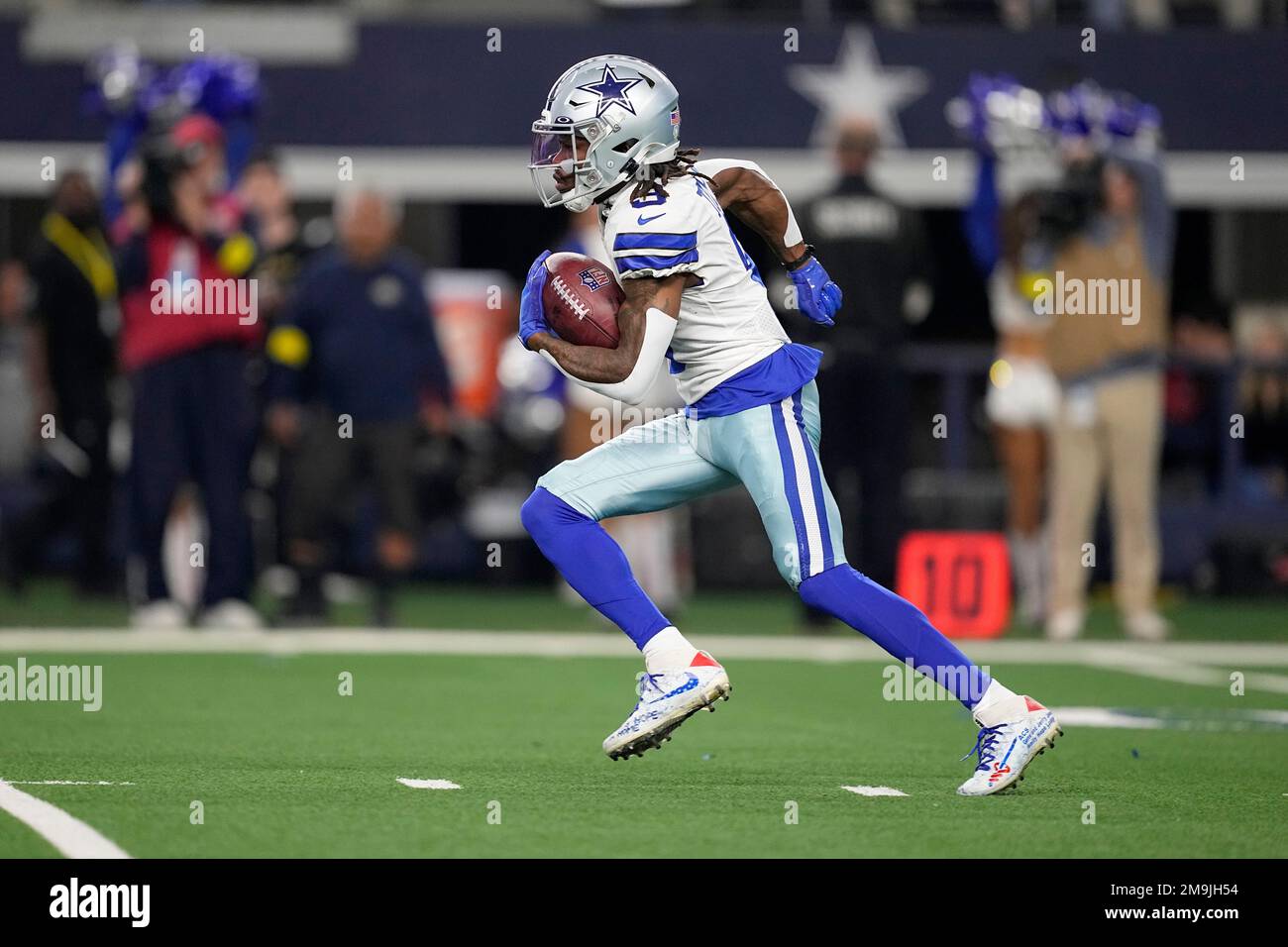 Dallas Cowboys wide receiver KaVontae Turpin (9) returns a kick-off ...