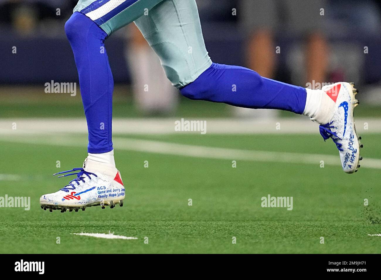 Dallas Cowboys wide receiver KaVontae Turpin (9) returns a kick-off ...