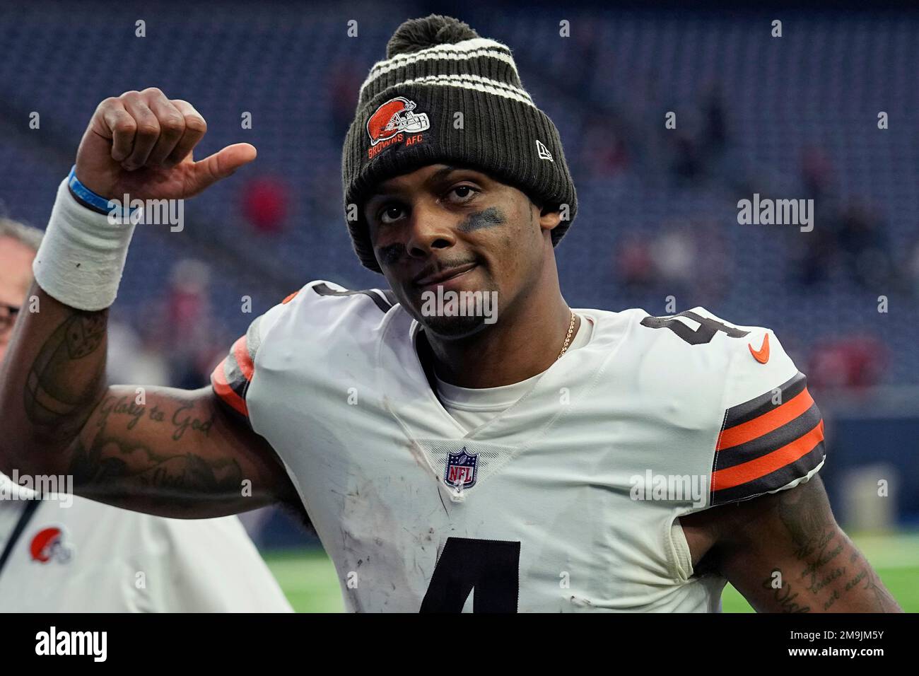 Cleveland Browns quarterback Deshaun Watson (4) runs off of the field ...
