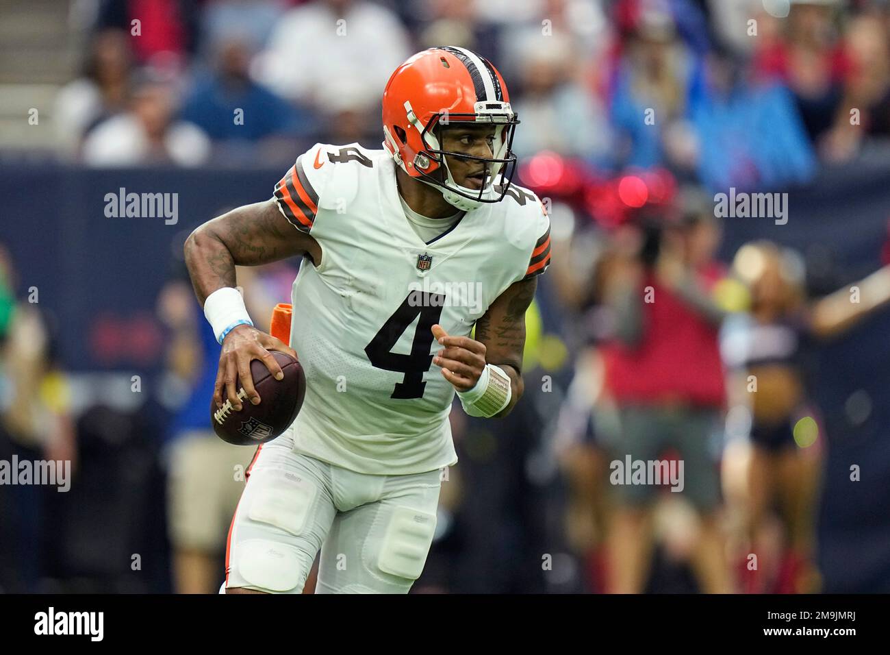 Cleveland Browns quarterback Deshaun Watson (4) looks to throw during ...