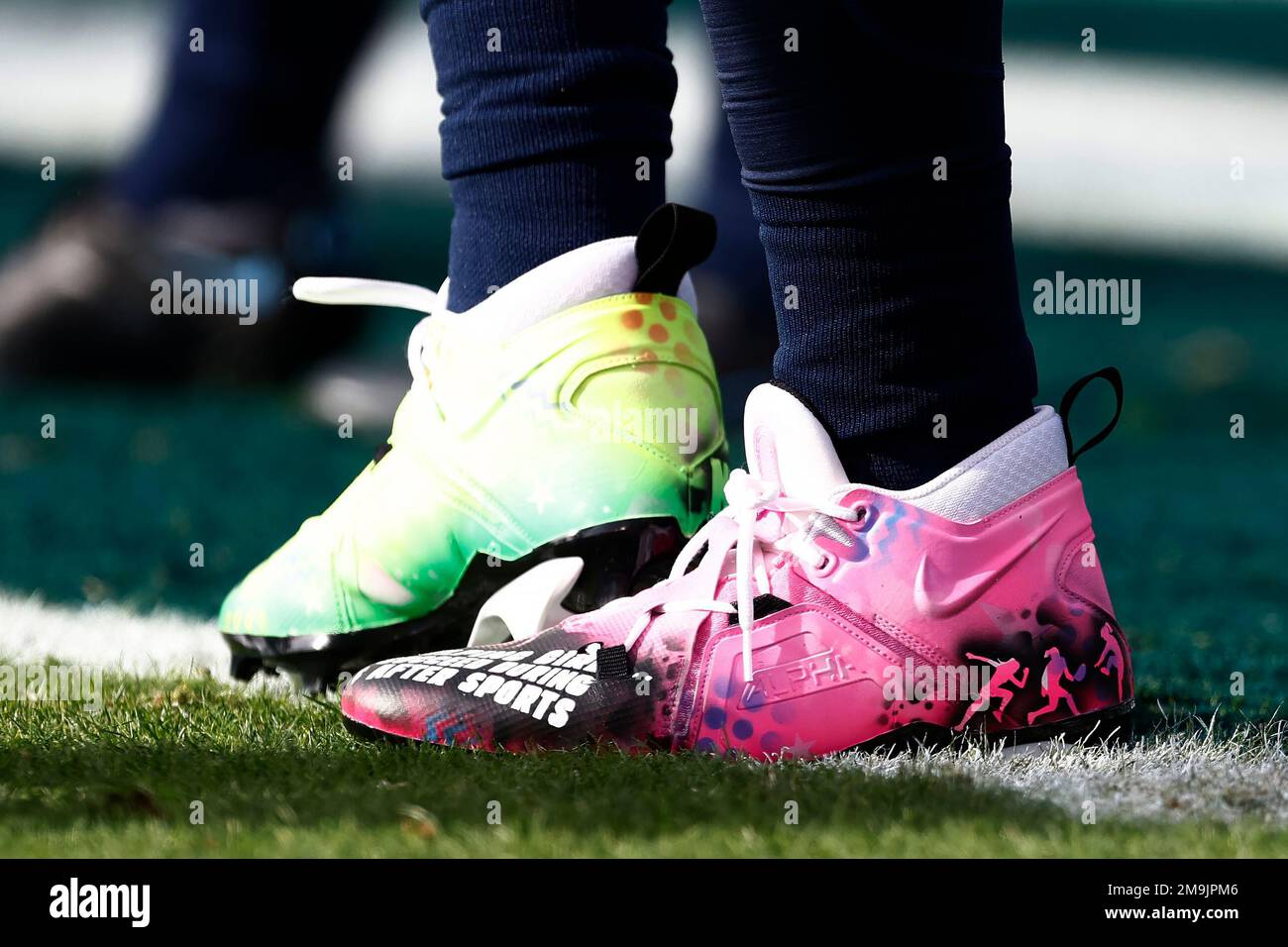 Tennessee Titans running back Julius Chestnut (36) wears his "My Cause ...