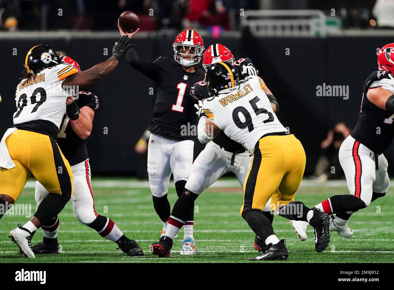 Atlanta Falcons quarterback Marcus Mariota (1) throws in the first half ...