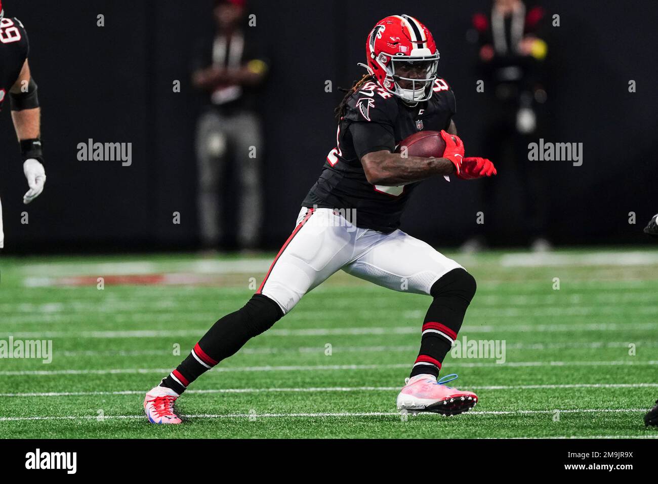 Atlanta Falcons running back Cordarrelle Patterson (84) runs against ...