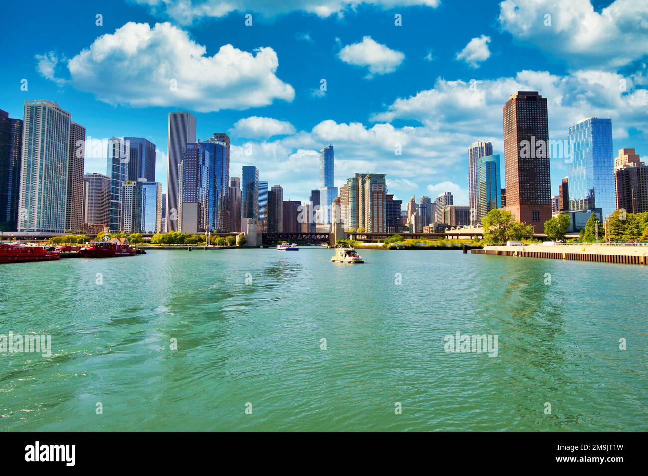 Chicago skyline and river hi-res stock photography and images - Alamy