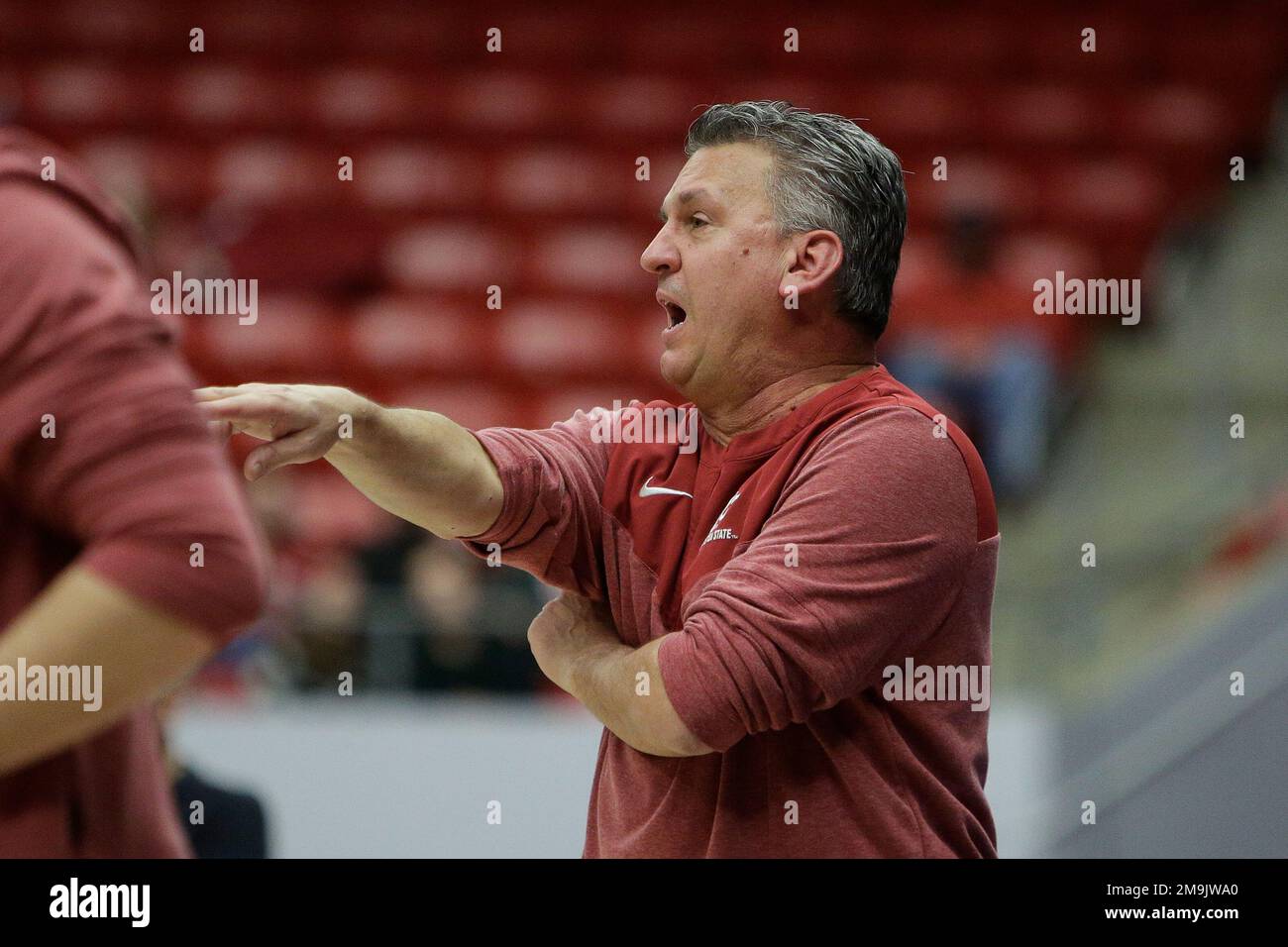 Washington State head coach Kyle Smith directs his team during the ...