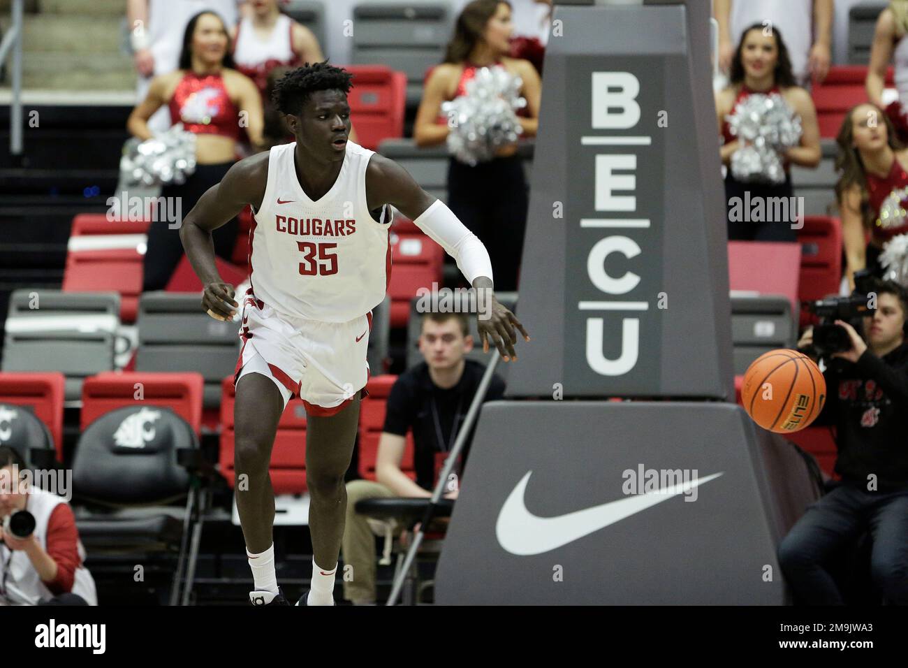 Washington State forward Mouhamed Gueye passes the ball during the ...