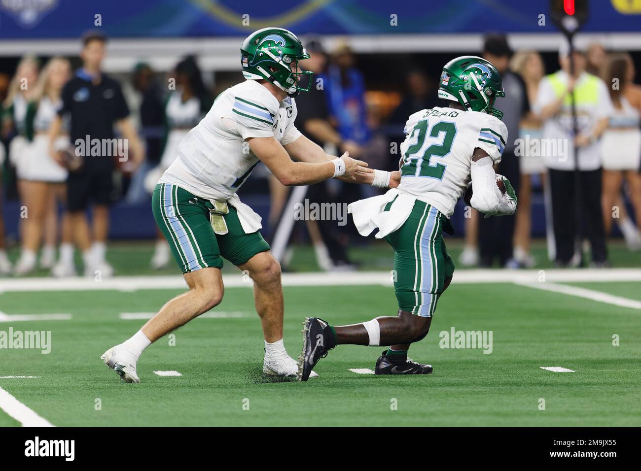 Tulane Green Wave quarterback Michael Pratt (7) hands the ball off to ...
