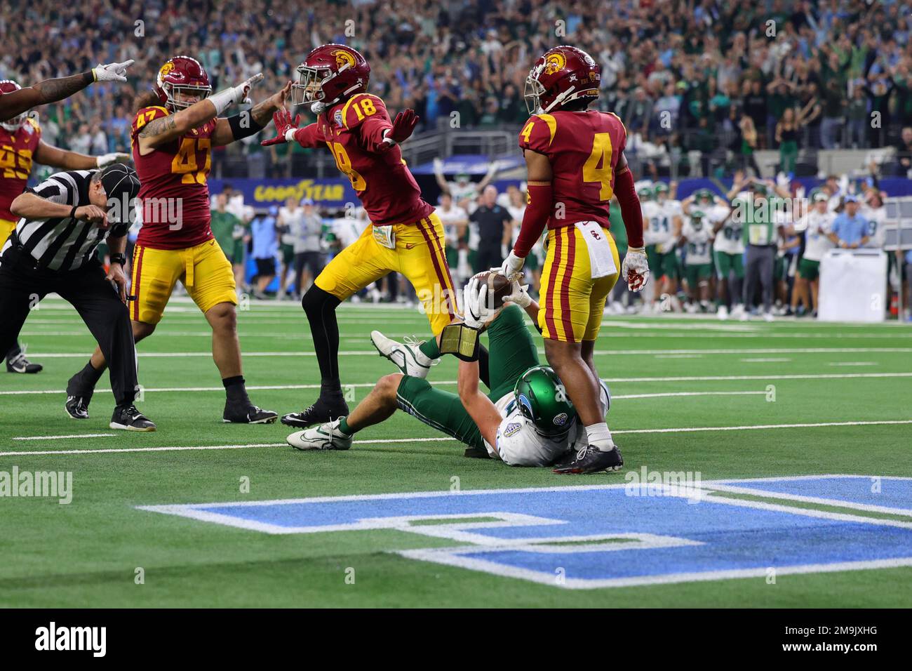 Tulane Green Wave tight end Alex Bauman (87) makes a 6-yard touchdown ...