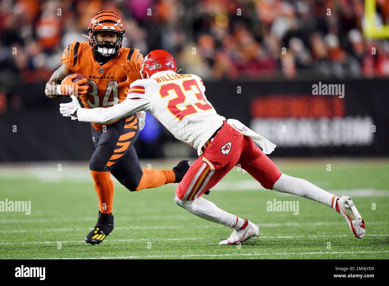 Cincinnati Bengals running back Samaje Perine (34) carries the ball ...