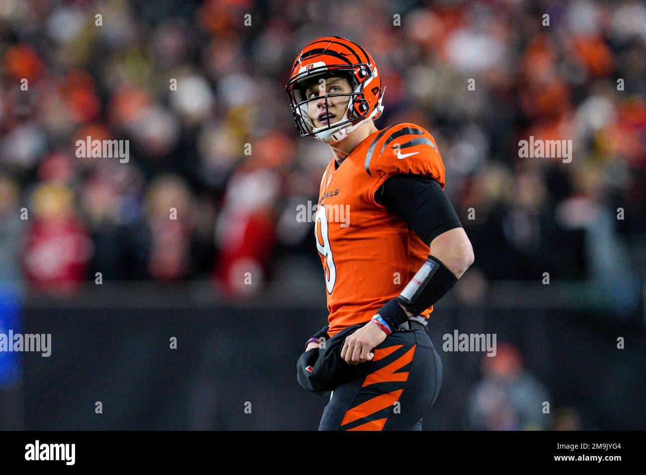 Cincinnati Bengals quarterback Joe Burrow (9) checks the scoreboard in ...