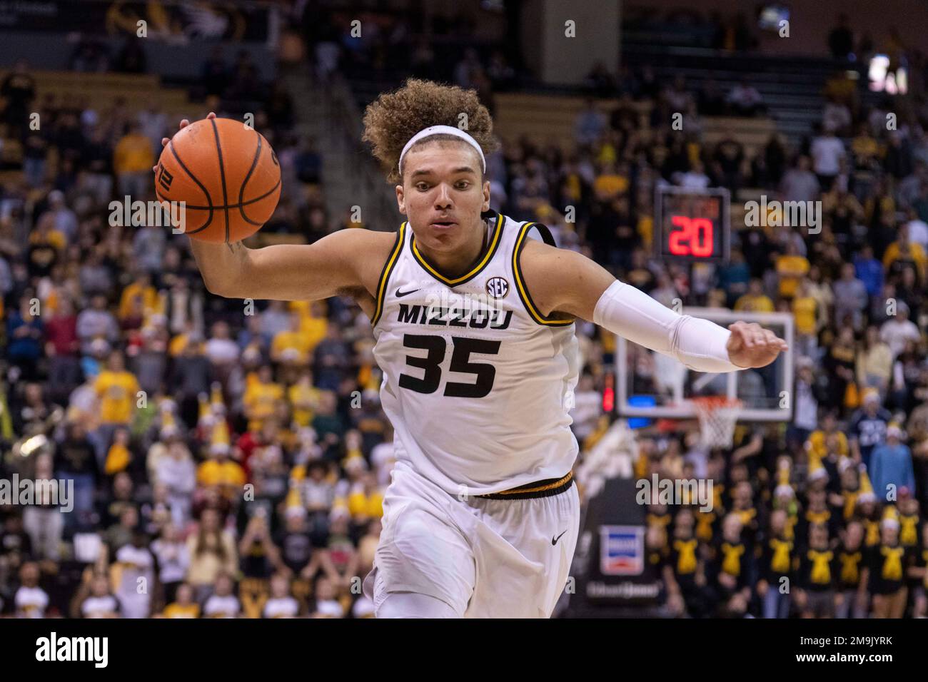 Missouri's Noah Carter saves a ball from going out of bounds during the ...