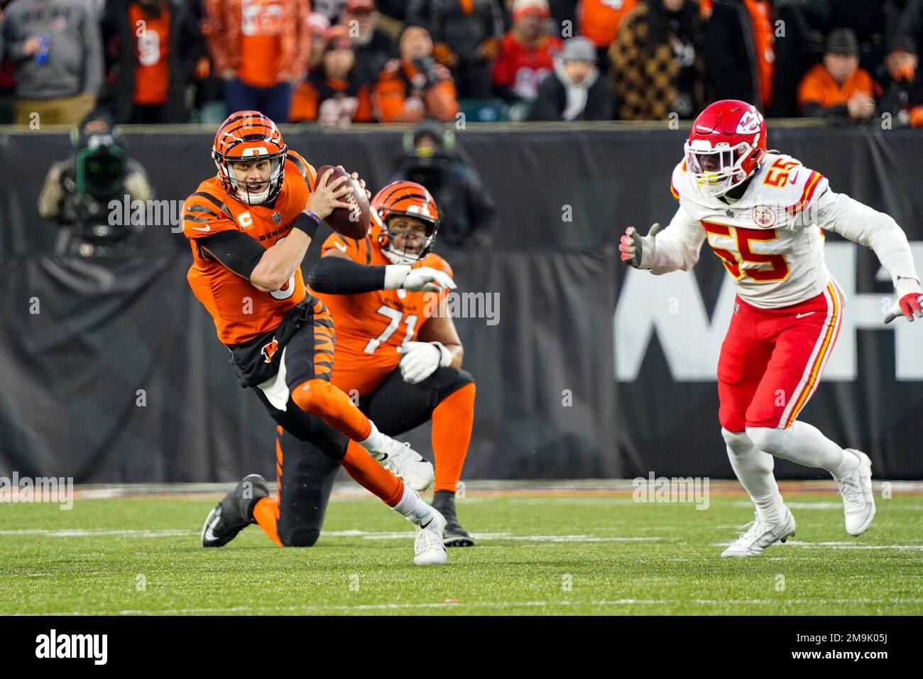Cincinnati Bengals quarterback Joe Burrow (9) scrambles against the ...