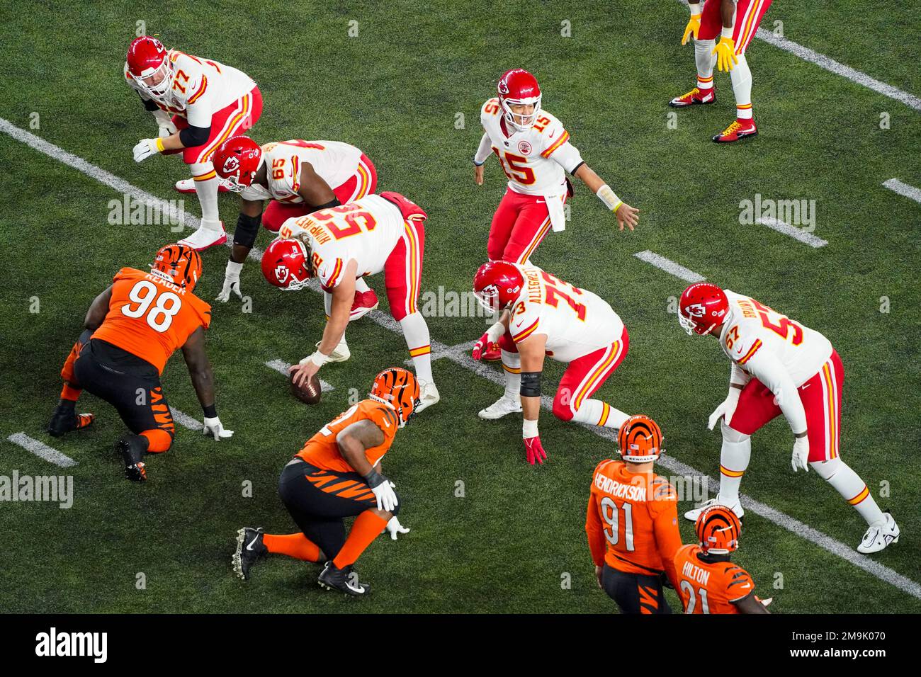 Kansas City Chiefs quarterback Patrick Mahomes (15) directs his team as ...