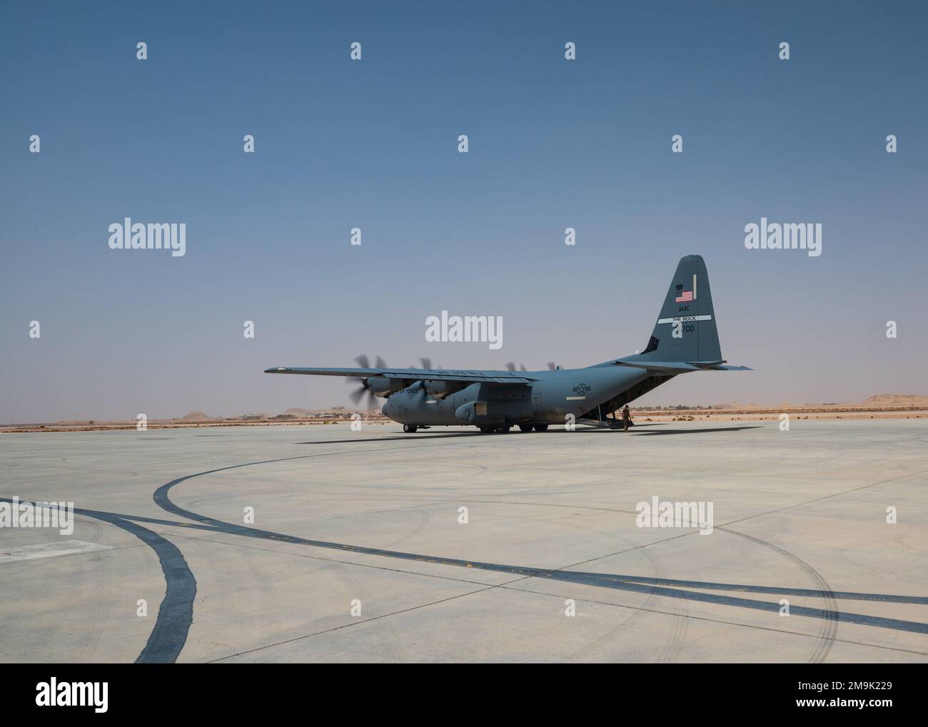 U.S. Air Force Airmen assigned to the 41st Expeditionary Airlift ...
