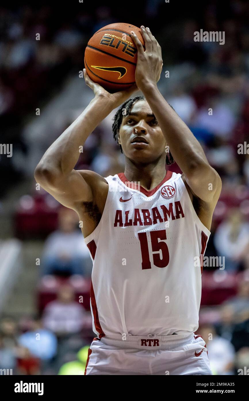 Alabama forward Noah Clowney (15) shoots a free throw during the second ...