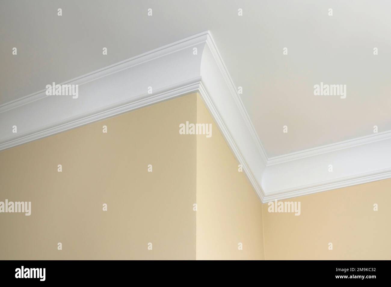 Plaster ceiling corner detail hi-res stock photography and images - Alamy
