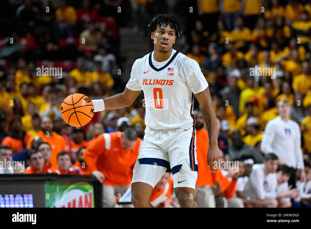 Illinois guard Terrence Shannon Jr. (0) brings the ball up court during ...