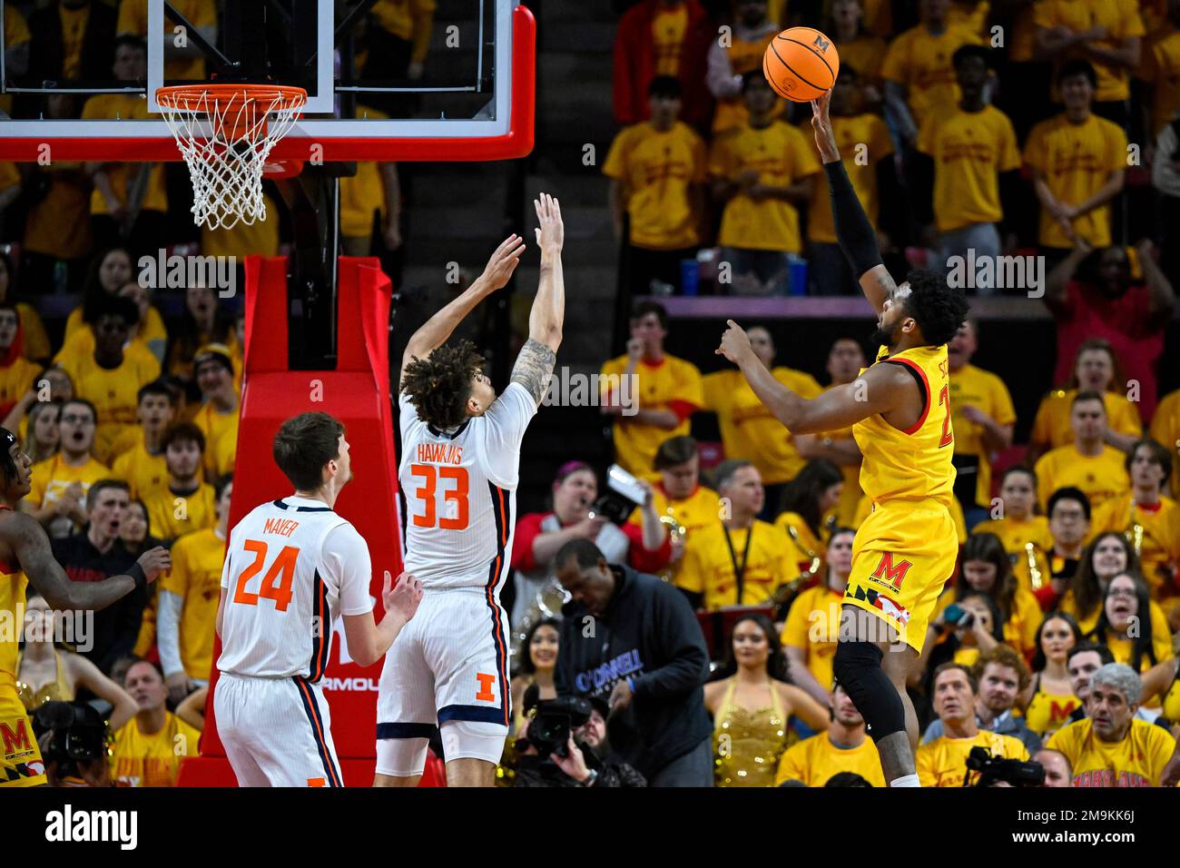 Maryland forward Donta Scott, right, shoots over Illinois forward ...