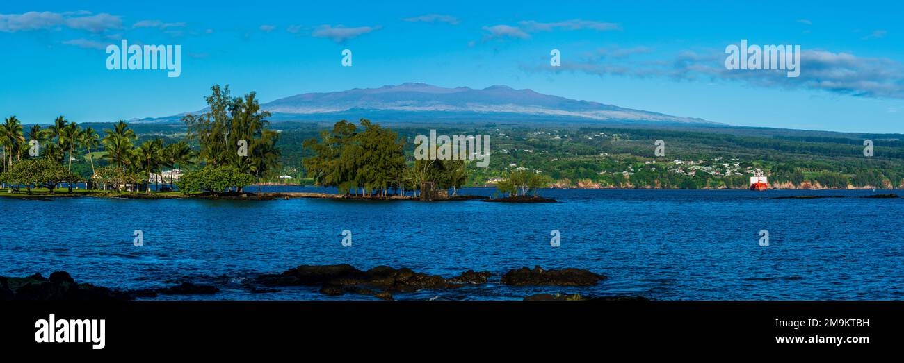 Landscape with Hilo Bay, Coconut Island and Mauna Kea, Hawaii, USA ...
