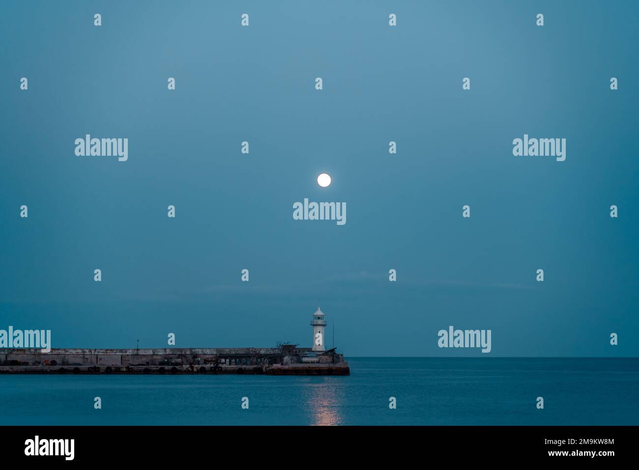 The full moon rises to the lighthouse, the moon path is not the sea ...