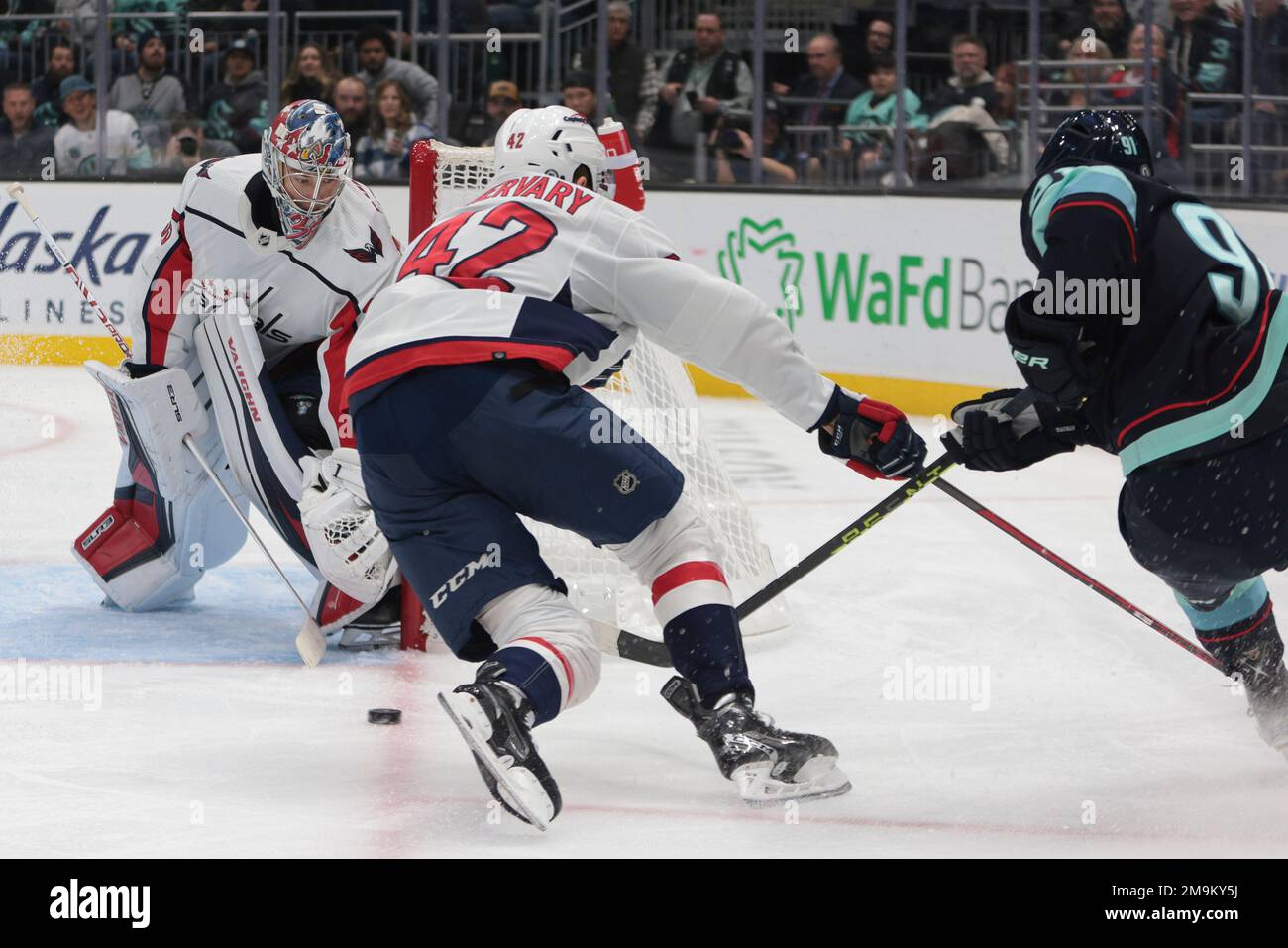 Washington Capitals goaltender Darcy Kuemper watches the puck as ...