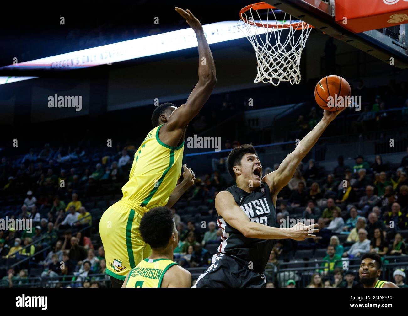 Washington State guard Dylan Darling (22) shoots as Oregon center N ...